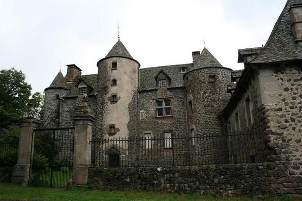 Le Château De Vigouroux, à Saint-martin-sous-vigouroux (cantal) (1