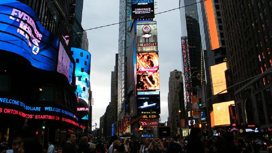 vue de nuit Times Square et empire state building - globe-trotter