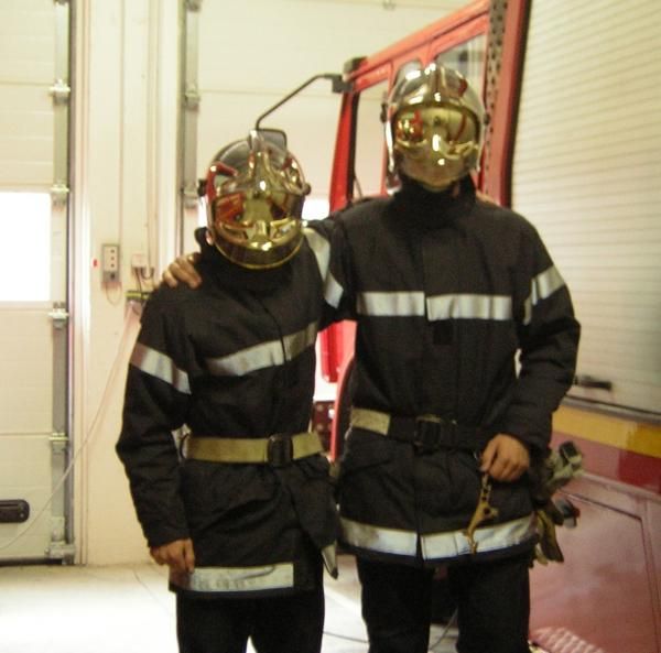 Voici la tenue de feu, à laquelle viennent se rajouter les gants, la ...