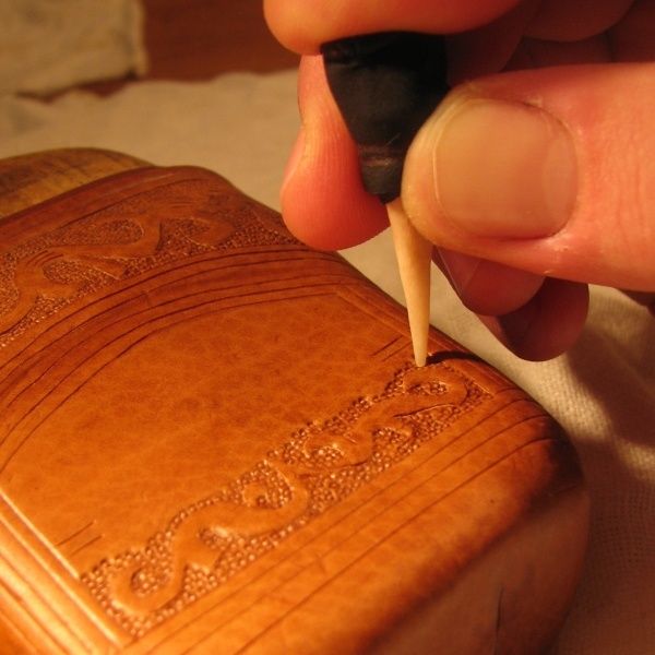 Expériences sur le cuir "bouilli" - Essais de reconstitution d'objets ...