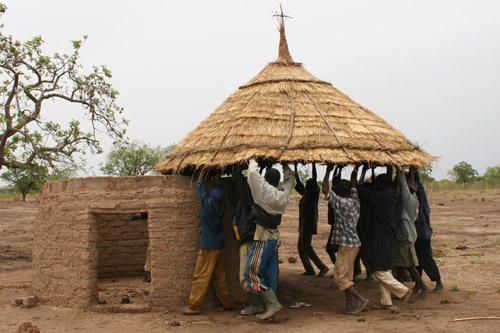 Album - Pose du toit d'une case - 12 jours humanitaires au Burkina Faso ...