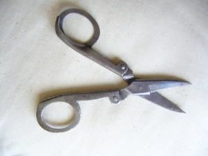 un ptit truc pour nettoyer et relooker des anciens ciseaux de brodeuse ...