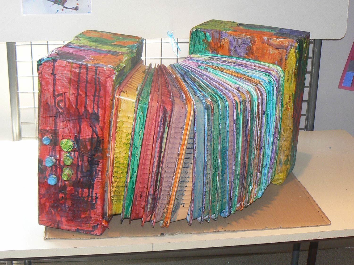 Instruments de musique en papier mâché - CP- Reyrieux 2012 - Artiste ...