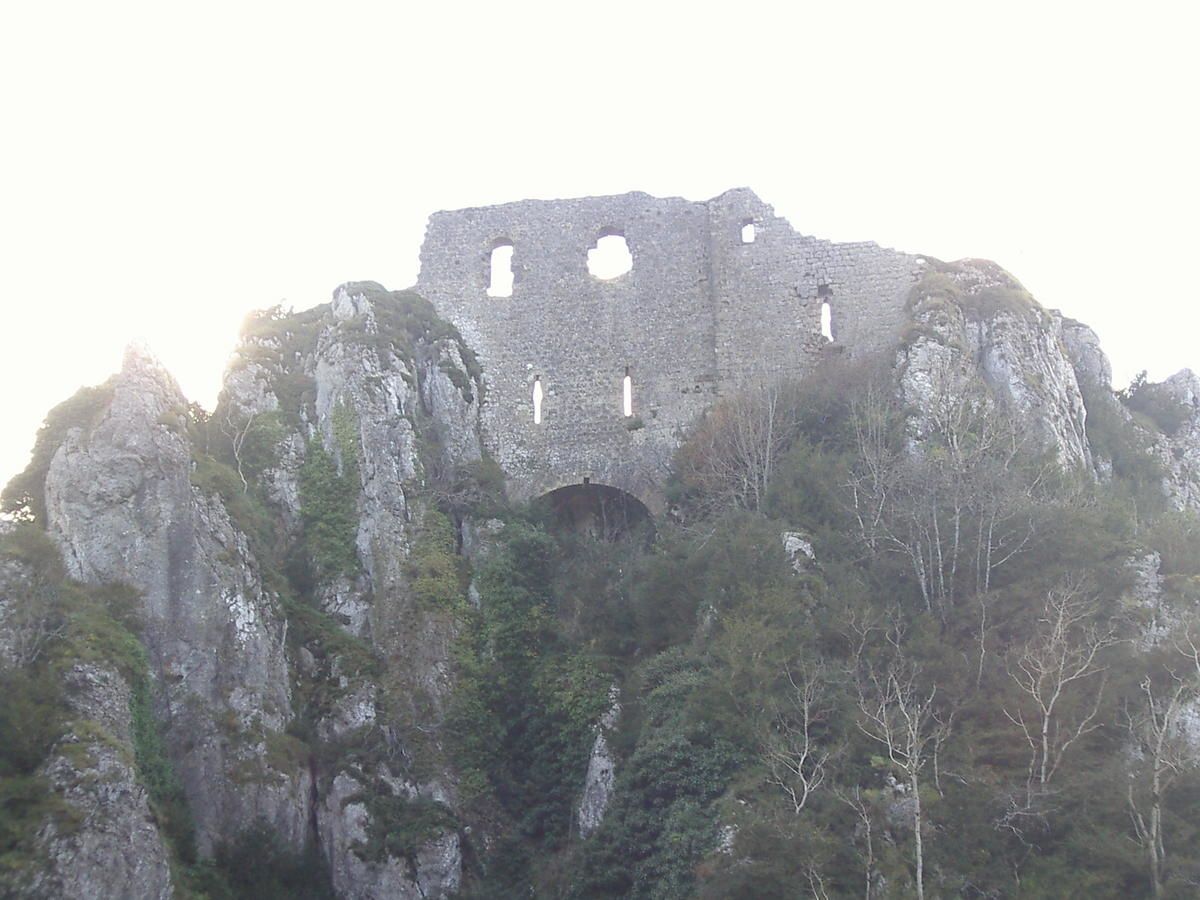 Le château de Roquefixade : ombres et lumières de l'Ariège. - Lieux ...