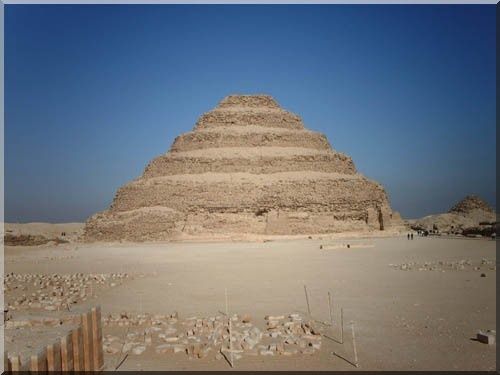 Saqqarah - Le Serdab du complexe funéraire de Djoser - Horizons d'Aton ...