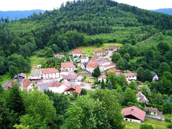 A la découverte d'un petit village de montagne ... PIERRE PERCEE ...