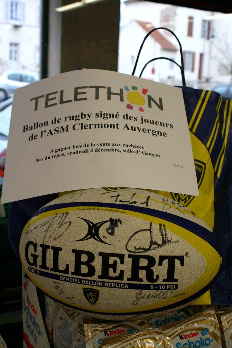 Un ballon de rugby signé des joueurs de l'ASM - L'oeil de Broût-Vernet