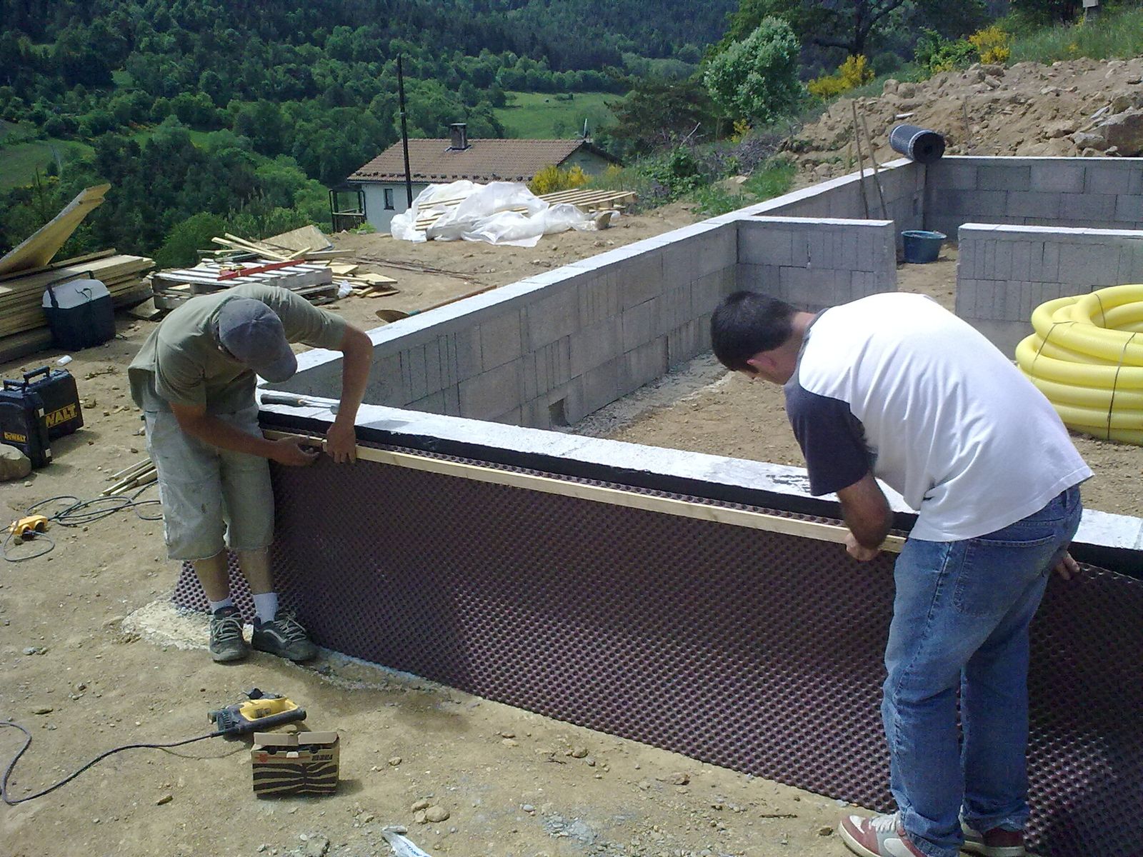 On pose le Delta-MS et le Geotextile - AUTO-CONSTRUCTION DE NOTRE ...