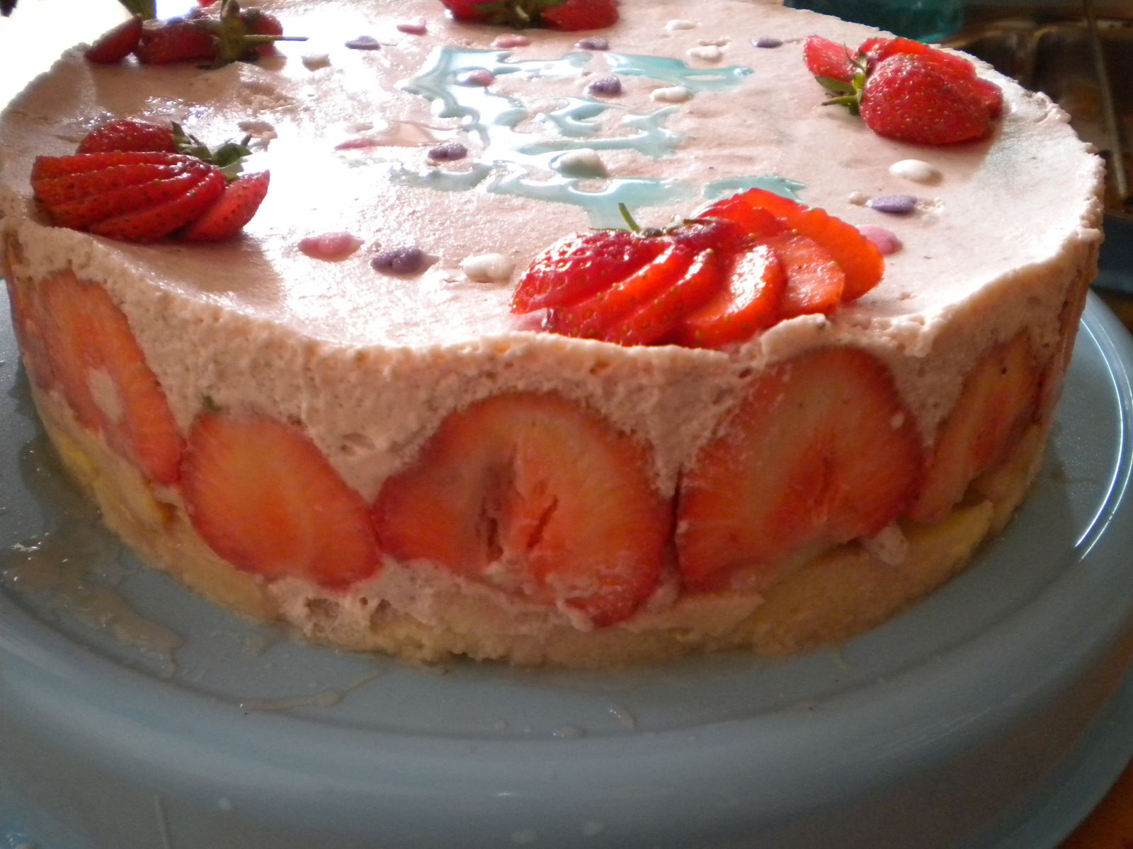 Bavarois à la fraise sur génoise - Mes Envies et Délices