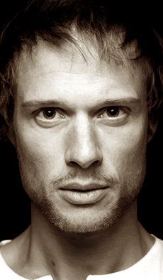 Après Christa THERET, c'est au tour d'Axel KIENER de plonger au coeur ...