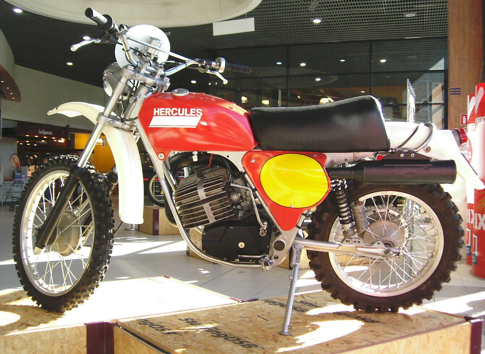 351 TREFLE LOZERIEN- EXPO MOTOS ENDURO RETRO - PASSION-MOTO