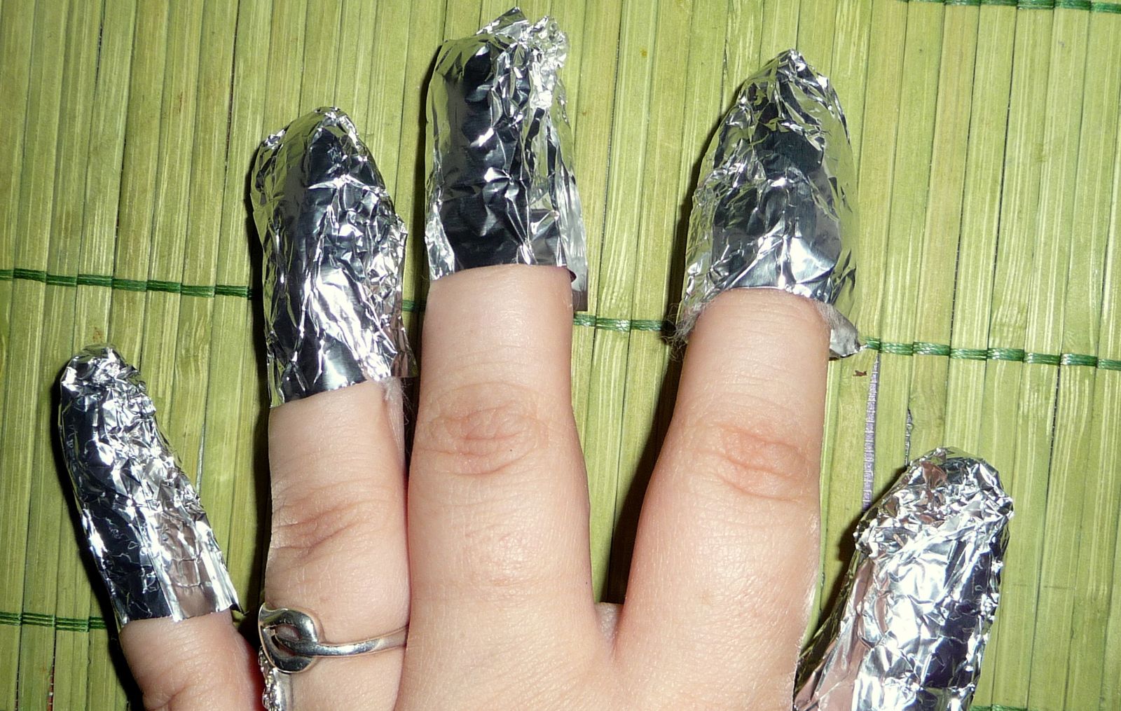 Comment enlever son vernis à ongle sans frotter comme une dingue - Alindria