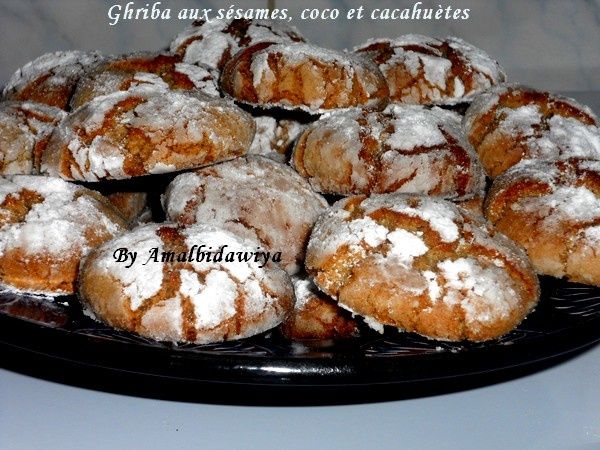 Recette ghriba aux cacahuètes coco et sésames - Amalbidawiya cuisine et ...