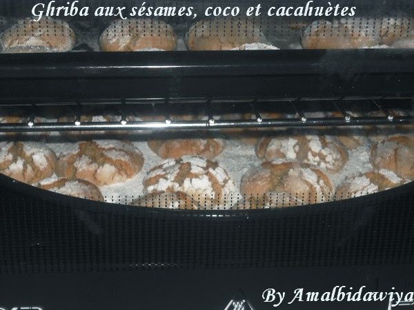 Recette ghriba aux cacahuètes coco et sésames - Amalbidawiya cuisine et ...