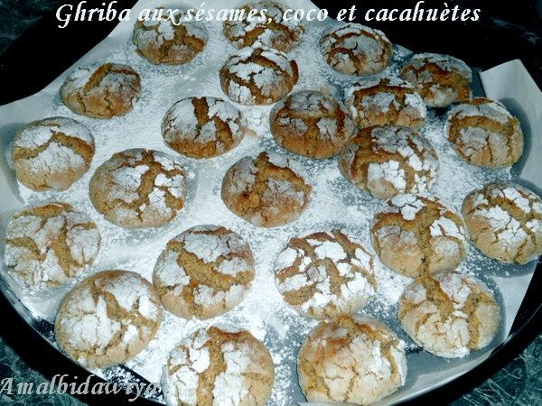 Recette ghriba aux cacahuètes coco et sésames - Amalbidawiya cuisine et ...