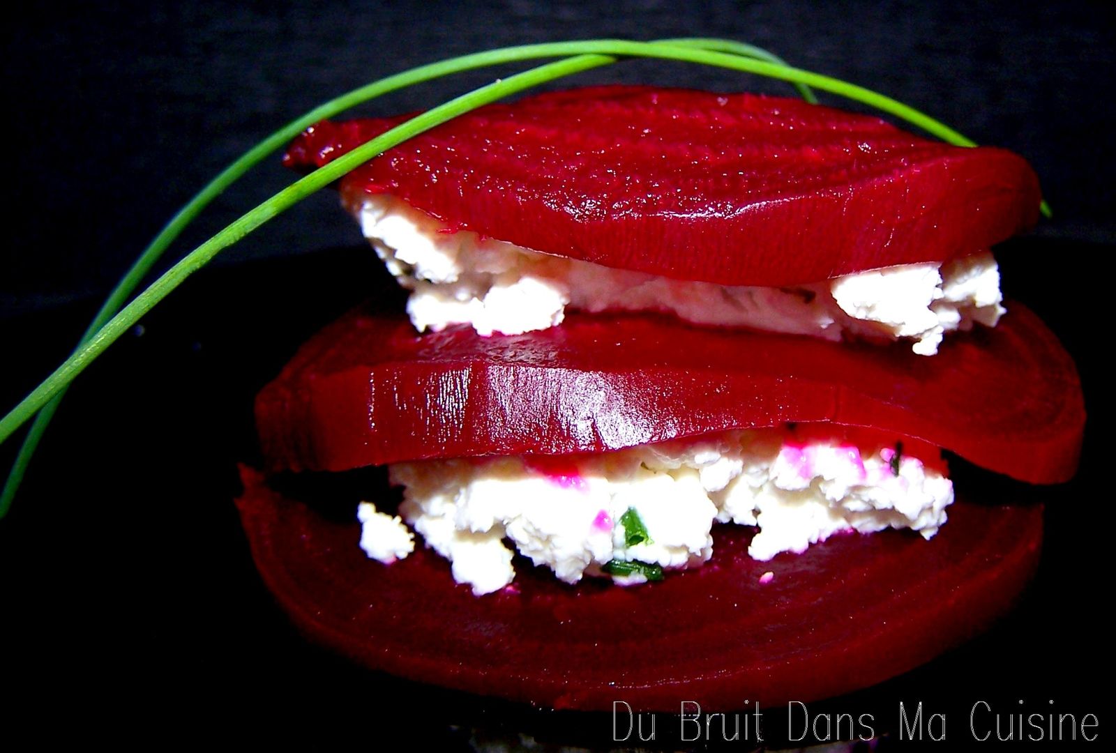 Millefeuille de Betterave, chèvre, ciboulette & Citron vert - Du Bruit ...