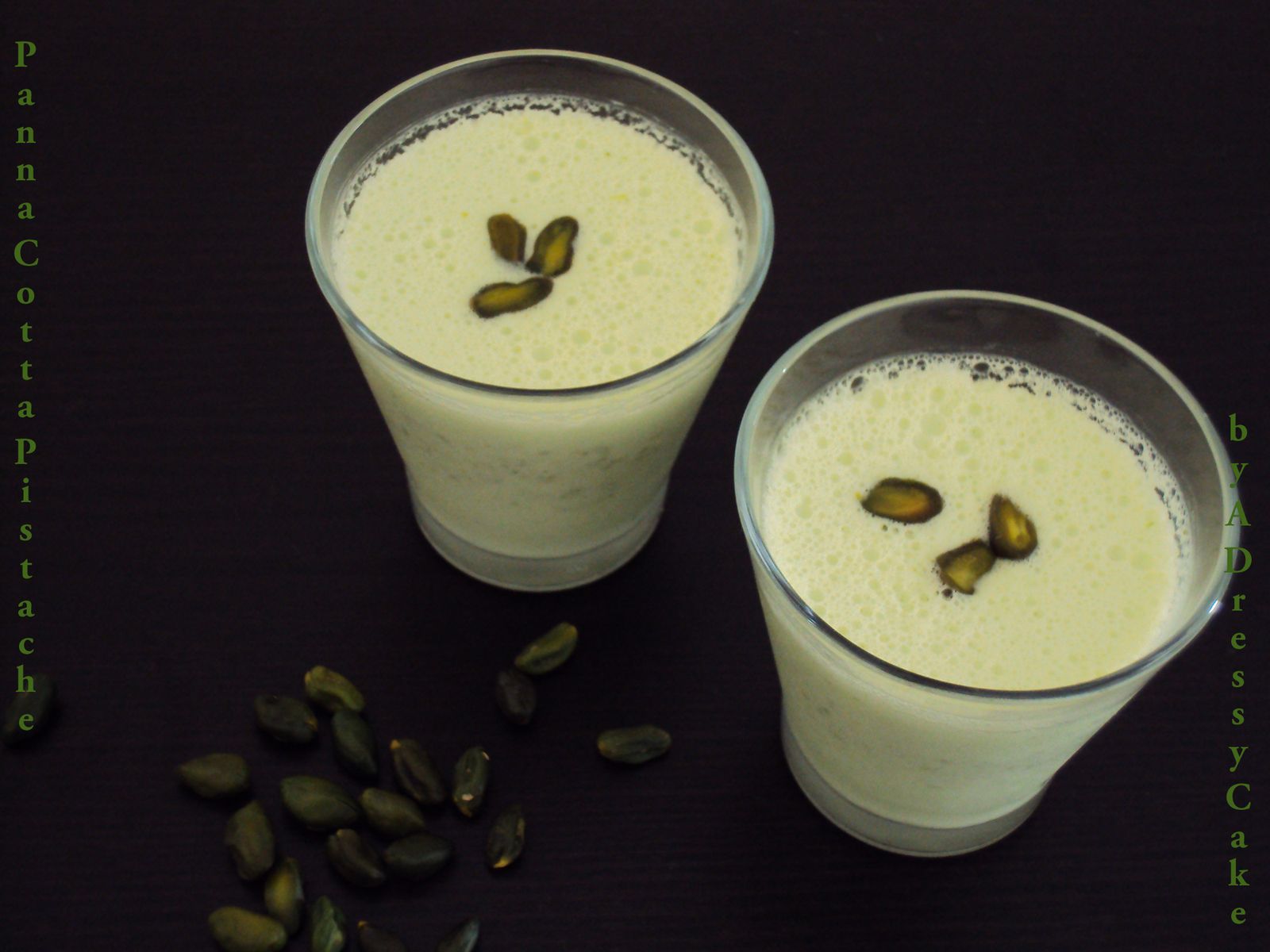 Panna cotta à la pistache, Recette "COSMOPOLITAN" - a Dressy cake