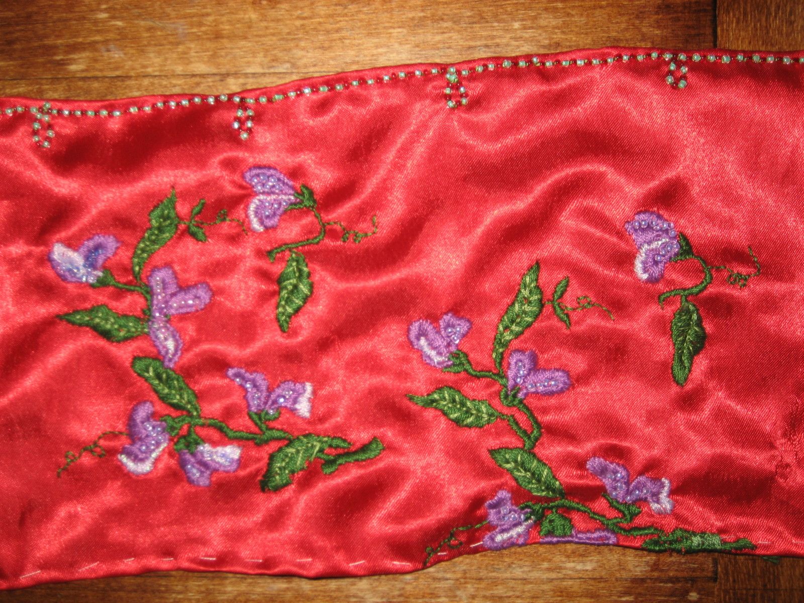 BRODERIE TRADITIONNELLE : LE FOULARD ROUGE - Le blog de brodeuse de choc