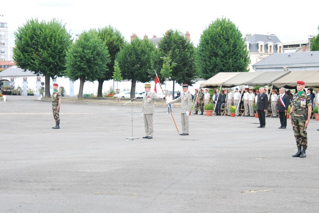 Le colonel De Montgros nouveau chef de corps du 1er RHP ...