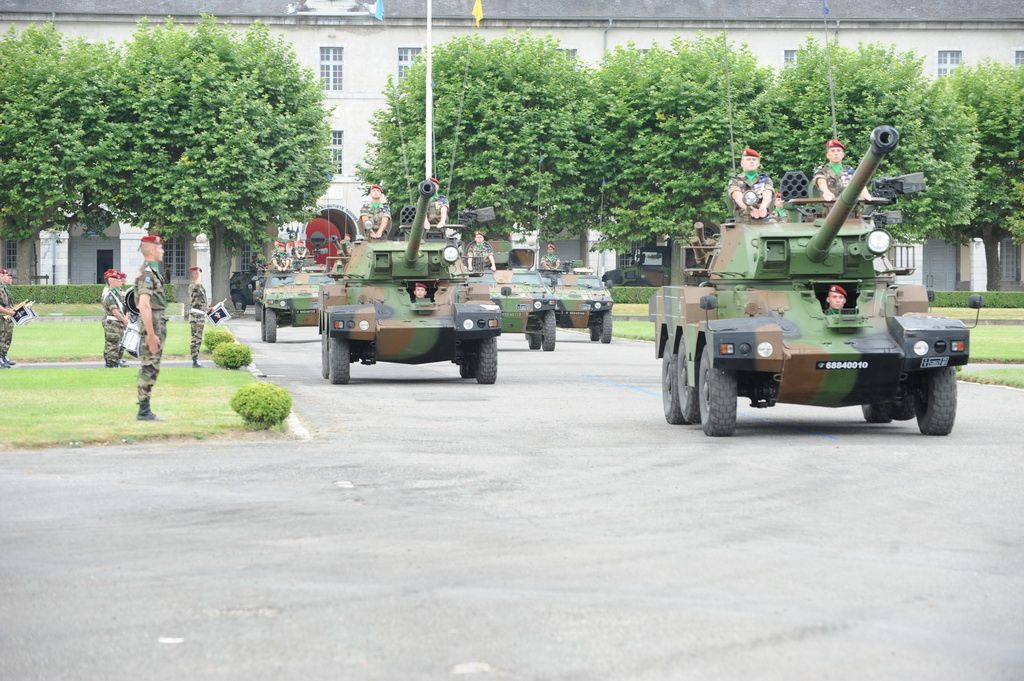 Le colonel De Montgros nouveau chef de corps du 1er RHP ...