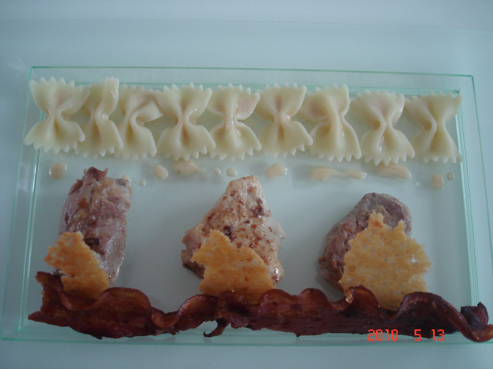 Grenadins de veau Dentelle de Parmesan & chips de lard fumé ...