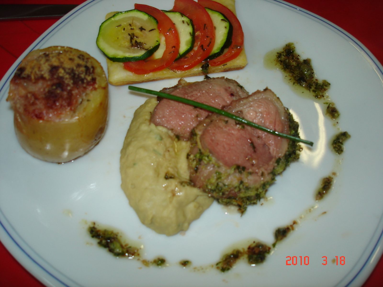 Filet d'agneau en croûte d'herbes, tarte fine tomate-courgette, pdt ...