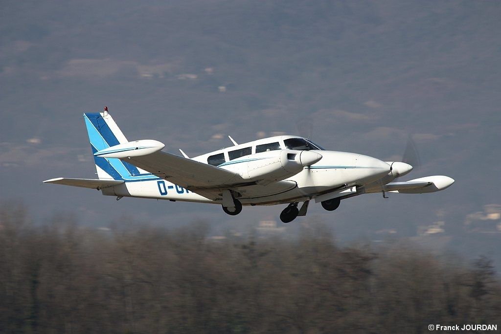 Piper PA30 "Twin Comanche" D-GHFW + Robin DR400 F-GOVQ + Cessna 152 F ...