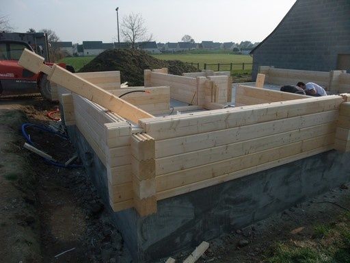 Montage du kit (1er jour) - Une maison en madriers à Lancieux