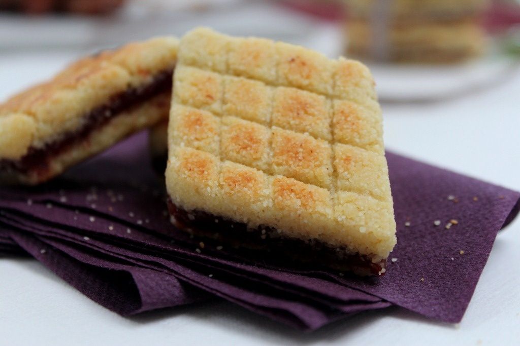 Bradj, gâteau algérien à la semoule et dattes, براج بالتمر - Les Joyaux ...