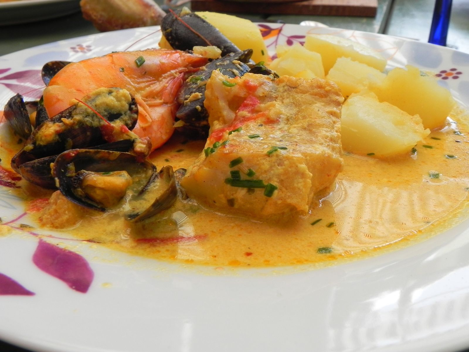 Poêlée de moules, poisson et crevettes au feu de bois - labonnesoupe ...